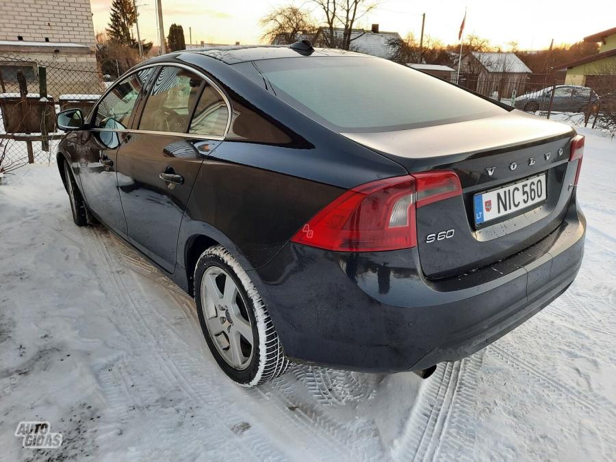 Melns Volvo S60 2012 Viļņa, ar dzinēja tilpumu 2.00 L un nobraukumu 267 tūkst. km par 6200 €, foto 5 vietnē AUTOMOTO.COM.LV