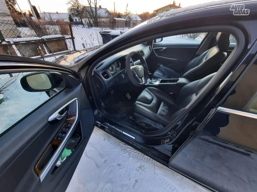 Melns Volvo S60 2012 Viļņa, ar dzinēja tilpumu 2.00 L un nobraukumu 267 tūkst. km par 6200 €, foto 11 vietnē AUTOMOTO.COM.LV