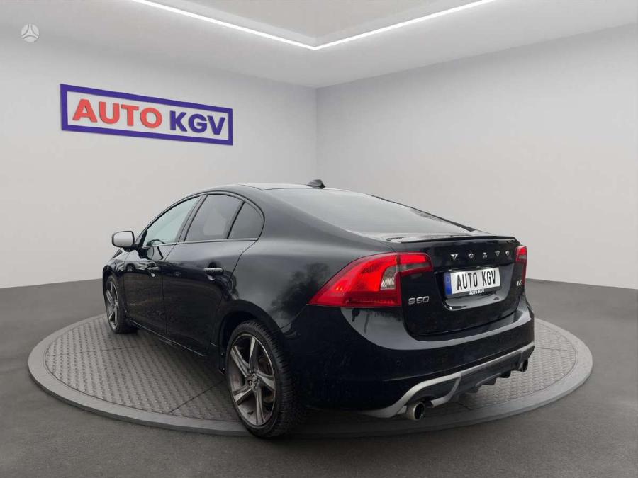 Black Volvo S60 2012 in Vilnius, with an engine capacity of 2.40 L and mileage of 249 thousand km for 8999 €, photo 3 on AUTOMOTO.COM.LV