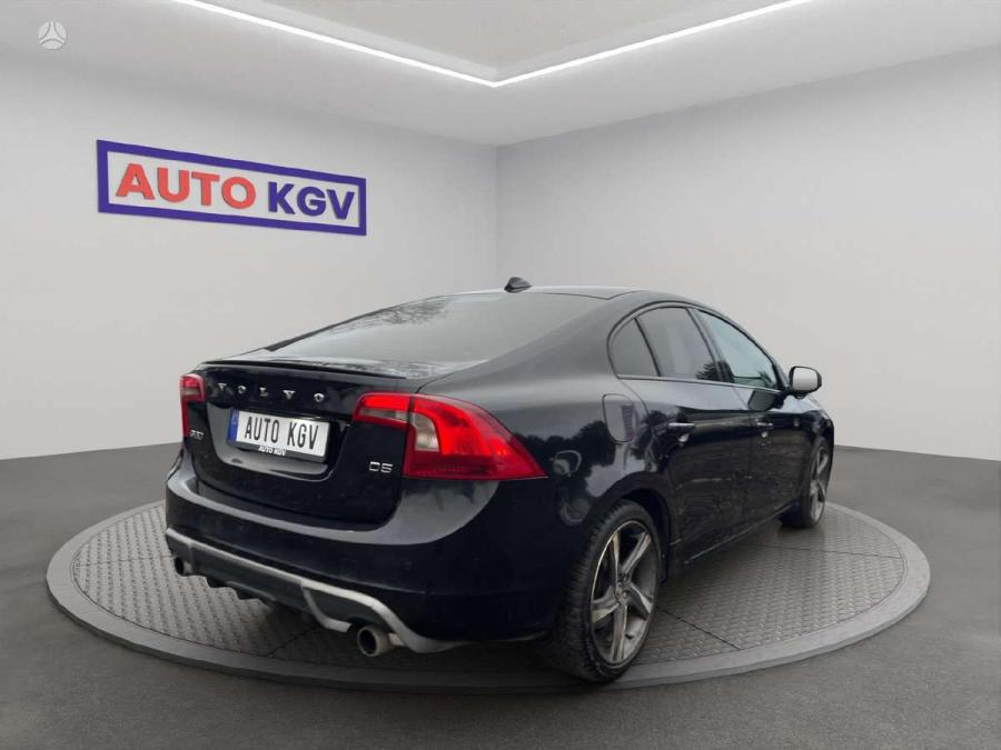 Black Volvo S60 2012 in Vilnius, with an engine capacity of 2.40 L and mileage of 249 thousand km for 8999 €, photo 4 on AUTOMOTO.COM.LV