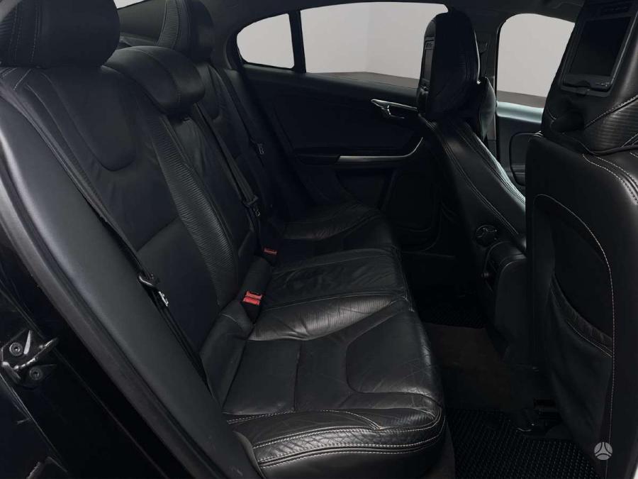 Black Volvo S60 2012 in Vilnius, with an engine capacity of 2.40 L and mileage of 249 thousand km for 8999 €, photo 8 on AUTOMOTO.COM.LV