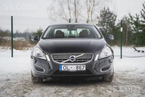 Black Volvo S60 2012 in Riga, with an engine capacity of 1.60 L and mileage of 328 thousand km for 6290 €, photo 2 on AUTOMOTO.COM.LV