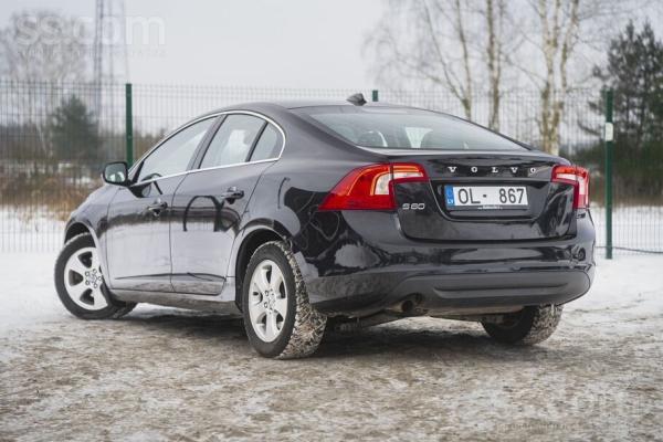 Black Volvo S60 2012 in Riga, with an engine capacity of 1.60 L and mileage of 328 thousand km for 6290 €, photo 4 on AUTOMOTO.COM.LV