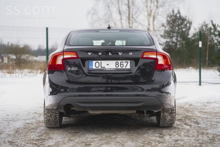 Black Volvo S60 2012 in Riga, with an engine capacity of 1.60 L and mileage of 328 thousand km for 6290 €, photo 5 on AUTOMOTO.COM.LV