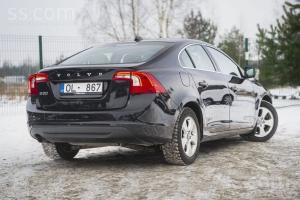 Black Volvo S60 2012 in Riga, with an engine capacity of 1.60 L and mileage of 328 thousand km for 6290 €, photo 6 on AUTOMOTO.COM.LV
