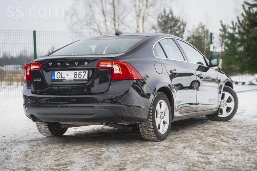 Black Volvo S60 2012 in Riga, with an engine capacity of 1.60 L and mileage of 328 thousand km for 6290 €, photo 6 on AUTOMOTO.COM.LV