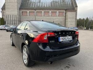 Melns Volvo S60 2012 Alīta, ar dzinēja tilpumu 1.60 L un nobraukumu 313 tūkst. km par 3850 €, foto 4 vietnē AUTOMOTO.COM.LV