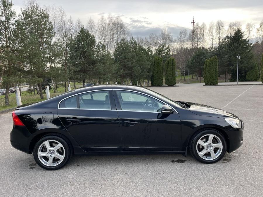 Melns Volvo S60 2012 Alīta, ar dzinēja tilpumu 1.60 L un nobraukumu 313 tūkst. km par 3850 €, foto 8 vietnē AUTOMOTO.COM.LV