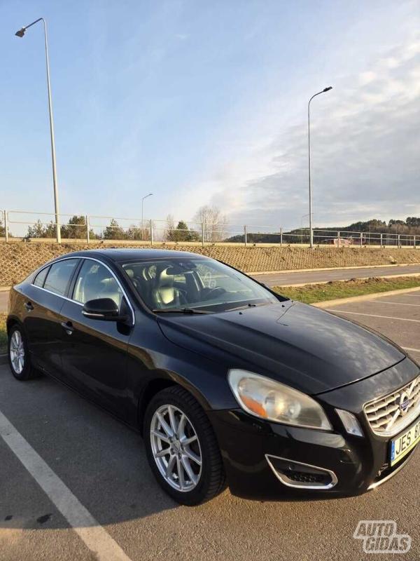 Melns Volvo S60 2012 Viļņa, ar dzinēja tilpumu 2.50 L un nobraukumu 249 tūkst. km par 5600 €, foto 1 vietnē AUTOMOTO.COM.LV