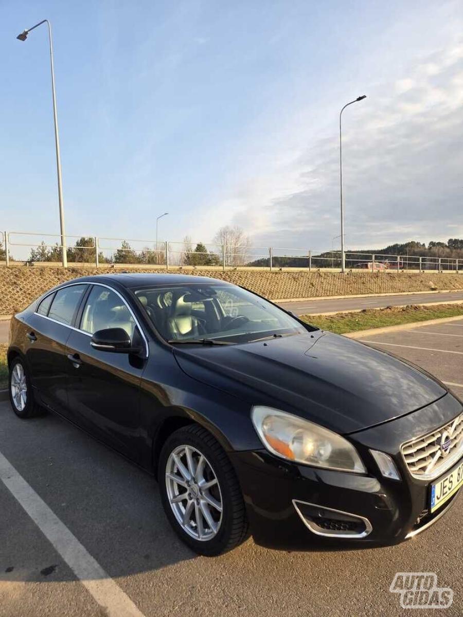 Black Volvo S60 2012 in Vilnius, with an engine capacity of 2.50 L and mileage of 249 thousand km for 5600 €, photo 1 on AUTOMOTO.COM.LV