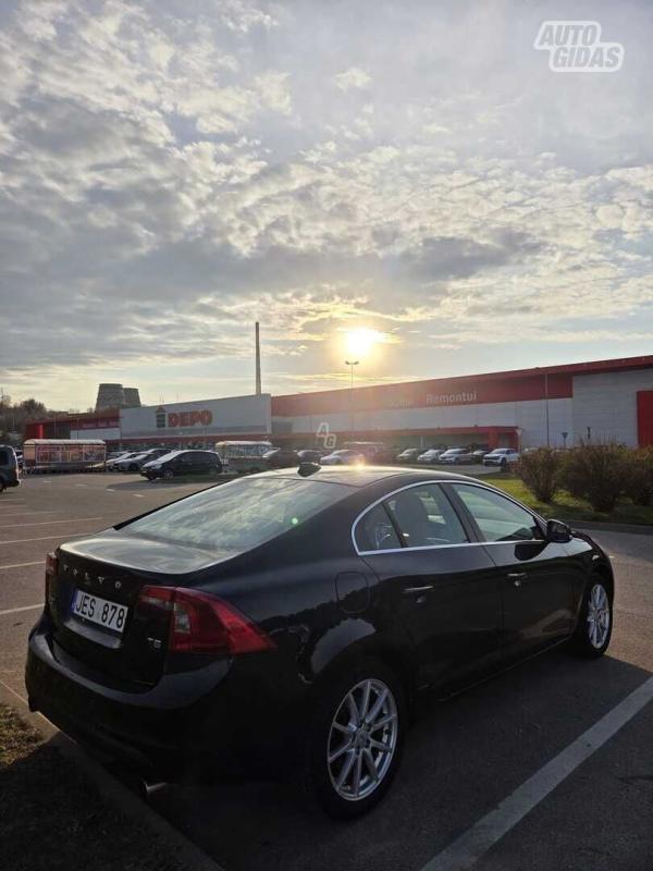 Melns Volvo S60 2012 Viļņa, ar dzinēja tilpumu 2.50 L un nobraukumu 249 tūkst. km par 5600 €, foto 5 vietnē AUTOMOTO.COM.LV