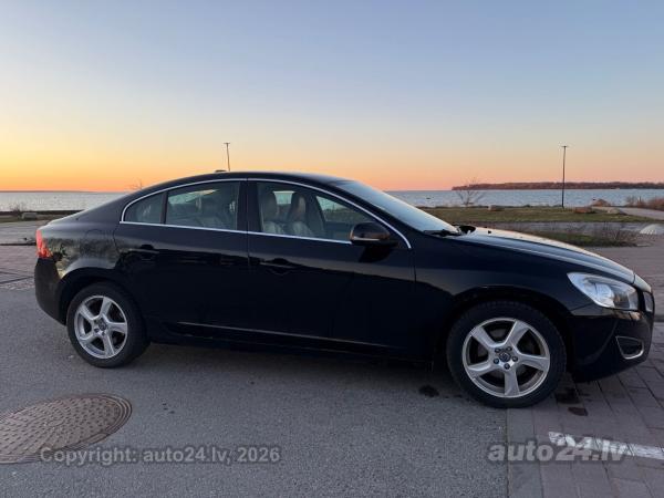 Melns Volvo S60 2012 Tallina, ar dzinēja tilpumu 2.00 L un nobraukumu 237 tūkst. km par 8000 €, foto 1 vietnē AUTOMOTO.COM.LV
