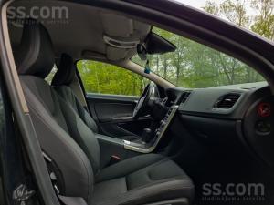 Black Volvo S60 2012 in Riga, with an engine capacity of 2.00 L and mileage of 0 thousand km for 4800 €, photo 10 on AUTOMOTO.COM.LV