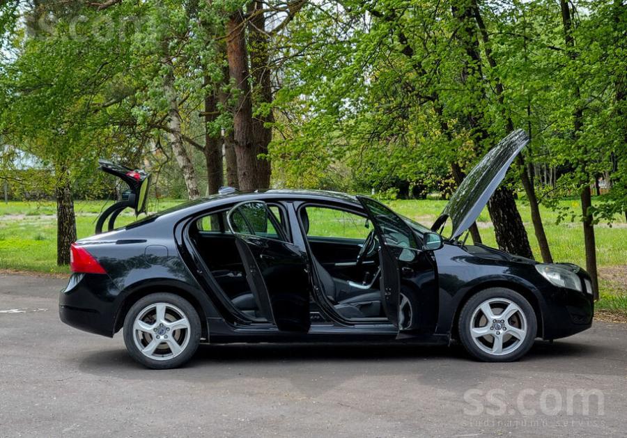 Black Volvo S60 2012 in Riga, with an engine capacity of 2.00 L and mileage of 0 thousand km for 4800 €, photo 16 on AUTOMOTO.COM.LV