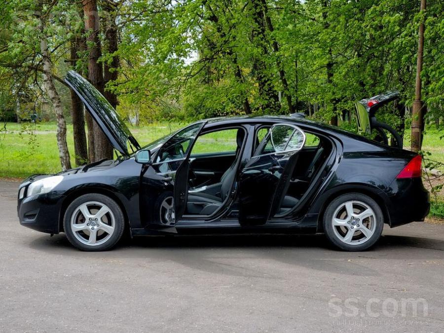 Black Volvo S60 2012 in Riga, with an engine capacity of 2.00 L and mileage of 0 thousand km for 4800 €, photo 18 on AUTOMOTO.COM.LV