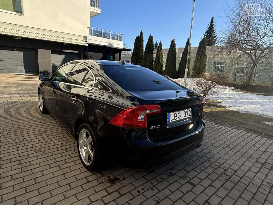 Melns Volvo S60 2012 Viļņa, ar dzinēja tilpumu 2.50 L un nobraukumu 220 tūkst. km par 4800 €, foto 4 vietnē AUTOMOTO.COM.LV