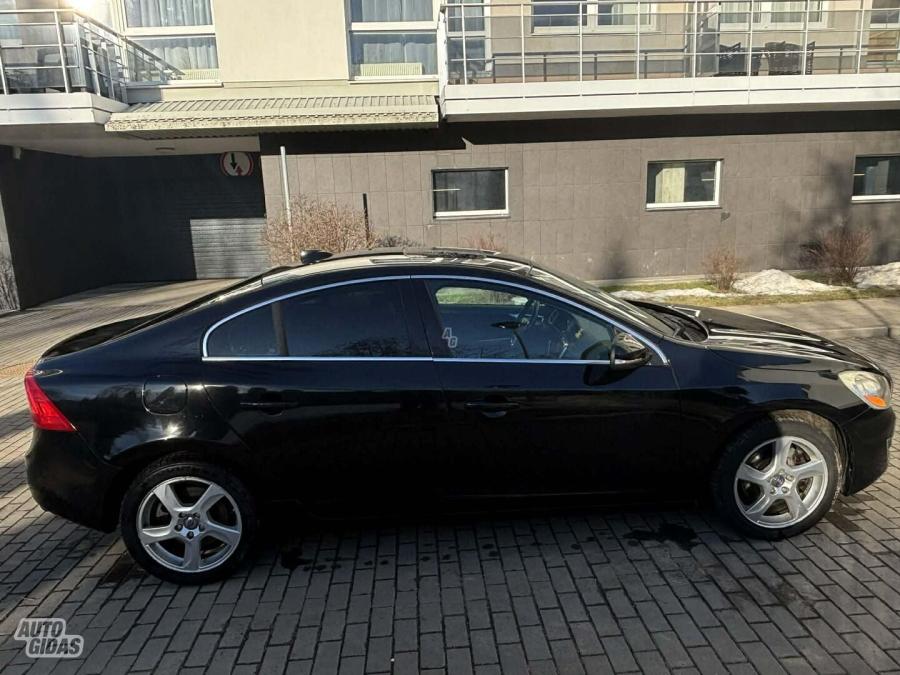 Melns Volvo S60 2012 Viļņa, ar dzinēja tilpumu 2.50 L un nobraukumu 220 tūkst. km par 4800 €, foto 6 vietnē AUTOMOTO.COM.LV