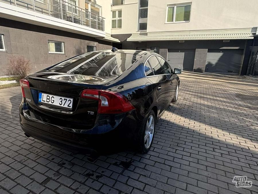 Melns Volvo S60 2012 Viļņa, ar dzinēja tilpumu 2.50 L un nobraukumu 220 tūkst. km par 4800 €, foto 7 vietnē AUTOMOTO.COM.LV