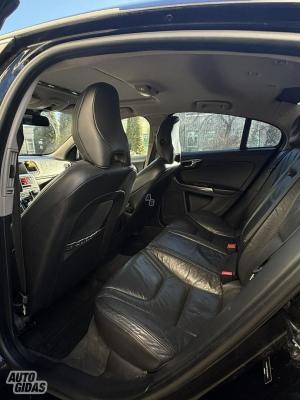 Melns Volvo S60 2012 Viļņa, ar dzinēja tilpumu 2.50 L un nobraukumu 220 tūkst. km par 4800 €, foto 8 vietnē AUTOMOTO.COM.LV