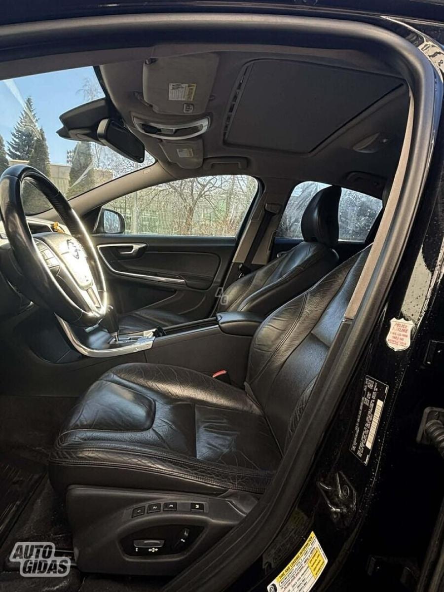Melns Volvo S60 2012 Viļņa, ar dzinēja tilpumu 2.50 L un nobraukumu 220 tūkst. km par 4800 €, foto 10 vietnē AUTOMOTO.COM.LV