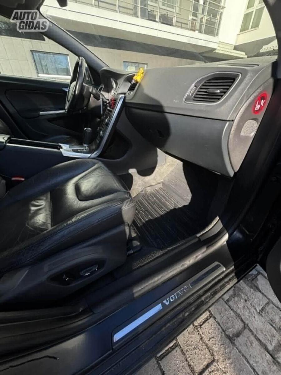 Melns Volvo S60 2012 Viļņa, ar dzinēja tilpumu 2.50 L un nobraukumu 220 tūkst. km par 4800 €, foto 11 vietnē AUTOMOTO.COM.LV