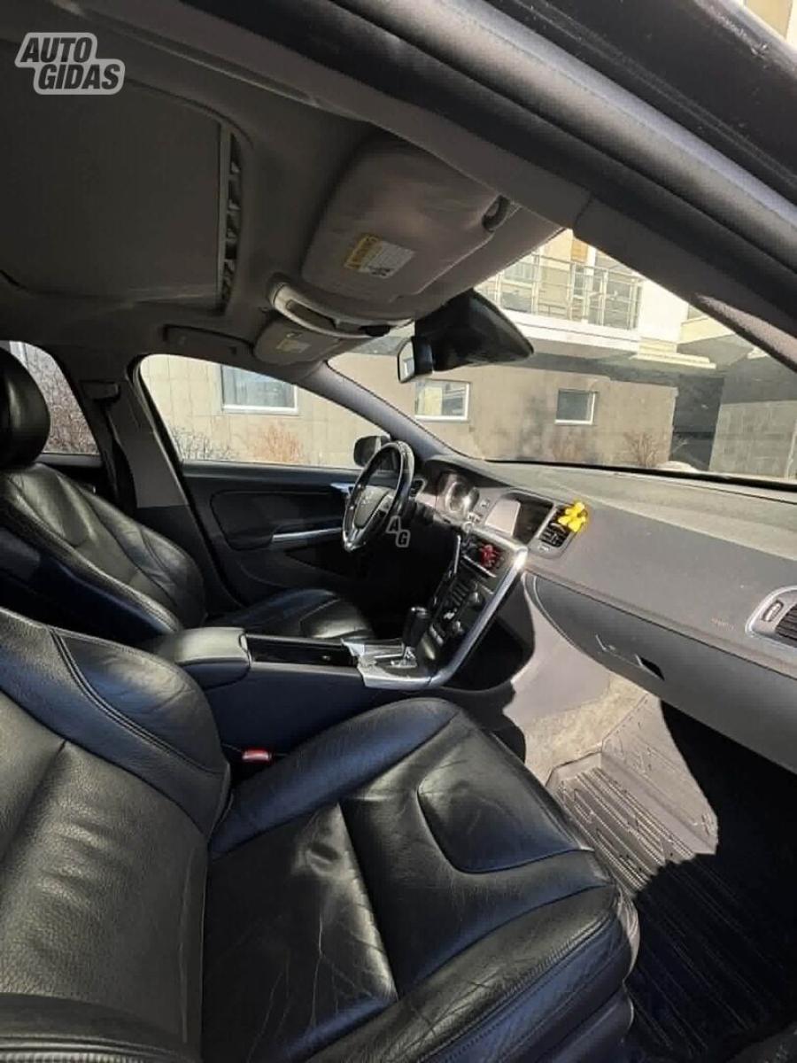 Melns Volvo S60 2012 Viļņa, ar dzinēja tilpumu 2.50 L un nobraukumu 220 tūkst. km par 4800 €, foto 13 vietnē AUTOMOTO.COM.LV