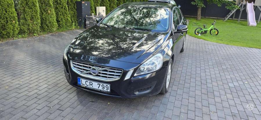 Black Volvo S60 2012 in Vilnius, with an engine capacity of 1.98 L and mileage of 242 thousand km for 4800 €, photo 1 on AUTOMOTO.COM.LV
