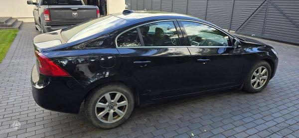 Black Volvo S60 2012 in Vilnius, with an engine capacity of 1.98 L and mileage of 242 thousand km for 4800 €, photo 5 on AUTOMOTO.COM.LV