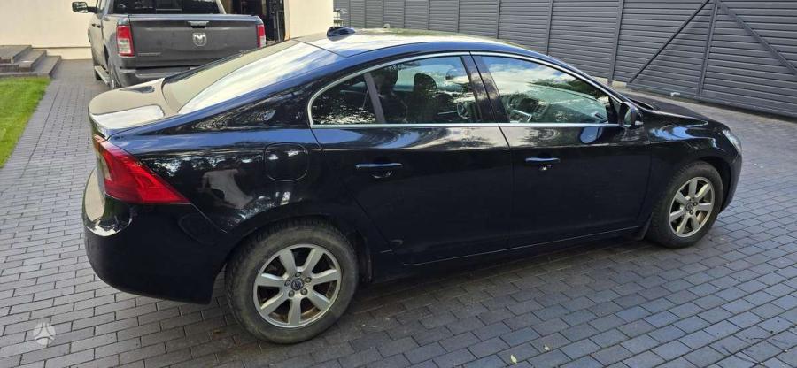 Black Volvo S60 2012 in Vilnius, with an engine capacity of 1.98 L and mileage of 242 thousand km for 4800 €, photo 6 on AUTOMOTO.COM.LV