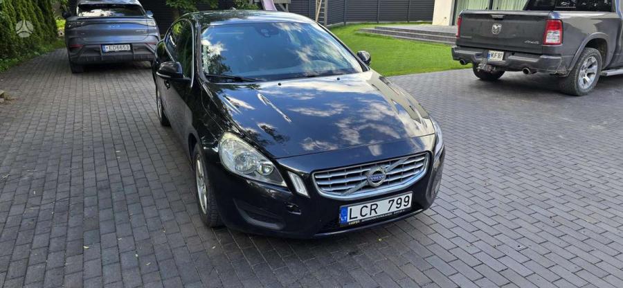 Black Volvo S60 2012 in Vilnius, with an engine capacity of 1.98 L and mileage of 242 thousand km for 4800 €, photo 7 on AUTOMOTO.COM.LV