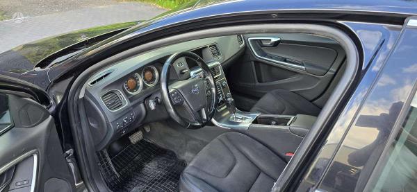 Black Volvo S60 2012 in Vilnius, with an engine capacity of 1.98 L and mileage of 242 thousand km for 4800 €, photo 10 on AUTOMOTO.COM.LV
