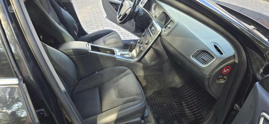 Black Volvo S60 2012 in Vilnius, with an engine capacity of 1.98 L and mileage of 242 thousand km for 4800 €, photo 17 on AUTOMOTO.COM.LV
