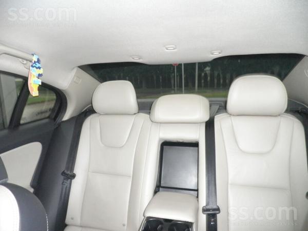 Black Volvo S60 2012 in Cesis, with an engine capacity of 1.60 L and mileage of 240 thousand km for 5990 €, photo 8 on AUTOMOTO.COM.LV