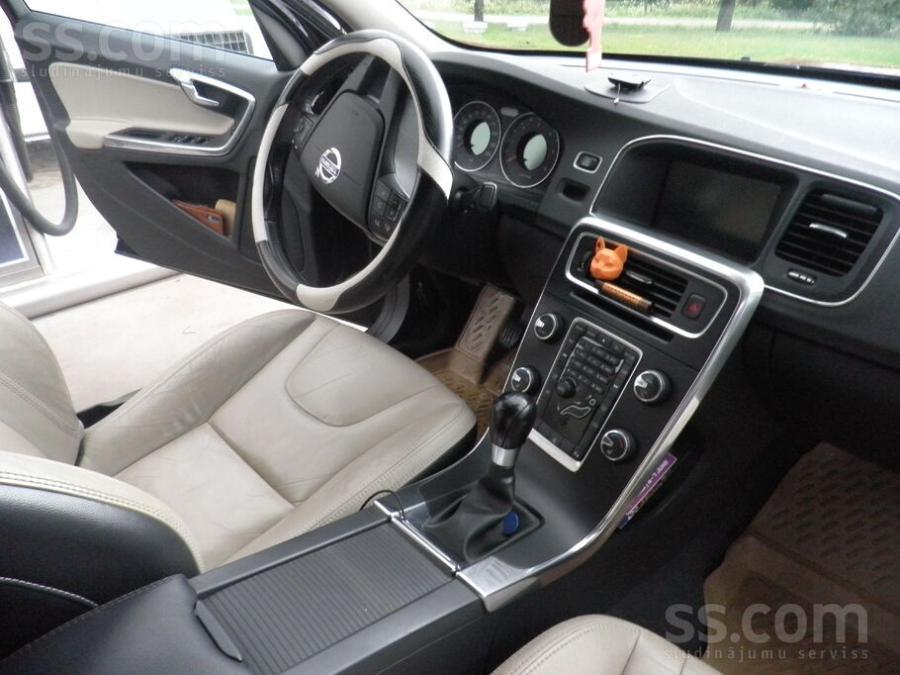 Black Volvo S60 2012 in Cesis, with an engine capacity of 1.60 L and mileage of 240 thousand km for 5990 €, photo 12 on AUTOMOTO.COM.LV
