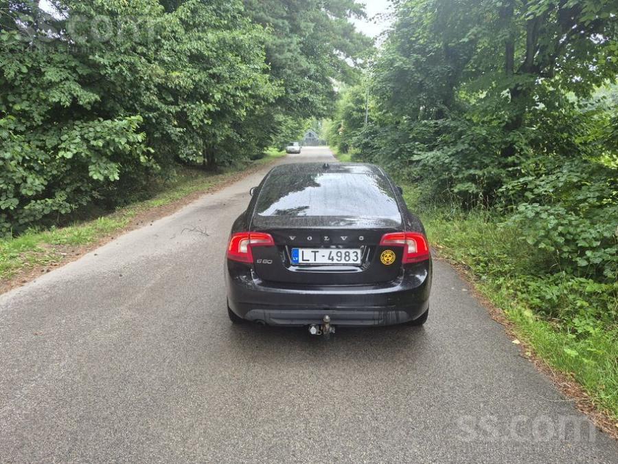 Black Volvo S60 2012 in Jurmala, with an engine capacity of 2.00 L and mileage of 266 thousand km for 4200 €, photo 6 on AUTOMOTO.COM.LV