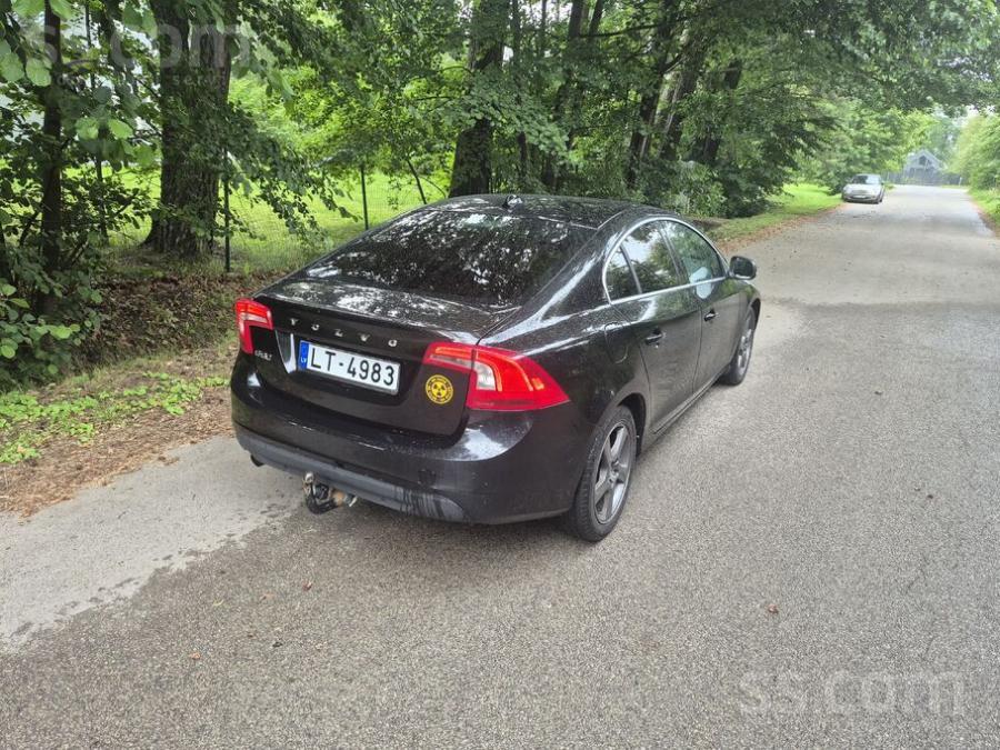 Black Volvo S60 2012 in Jurmala, with an engine capacity of 2.00 L and mileage of 266 thousand km for 4200 €, photo 7 on AUTOMOTO.COM.LV