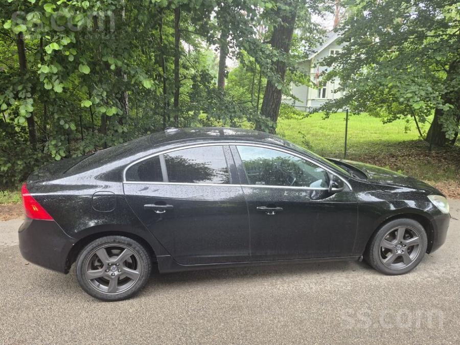 Black Volvo S60 2012 in Jurmala, with an engine capacity of 2.00 L and mileage of 266 thousand km for 4200 €, photo 8 on AUTOMOTO.COM.LV