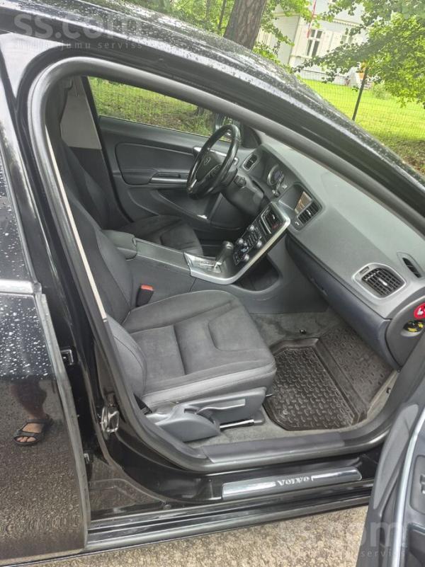 Black Volvo S60 2012 in Jurmala, with an engine capacity of 2.00 L and mileage of 266 thousand km for 4200 €, photo 8 on AUTOMOTO.COM.LV