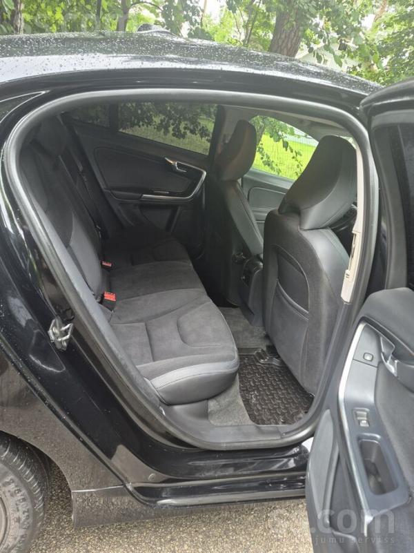 Black Volvo S60 2012 in Jurmala, with an engine capacity of 2.00 L and mileage of 266 thousand km for 4200 €, photo 10 on AUTOMOTO.COM.LV