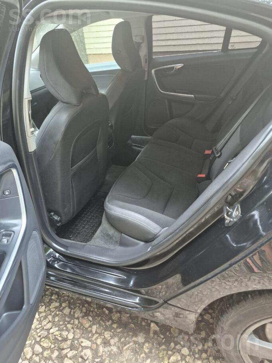 Black Volvo S60 2012 in Jurmala, with an engine capacity of 2.00 L and mileage of 266 thousand km for 4200 €, photo 15 on AUTOMOTO.COM.LV