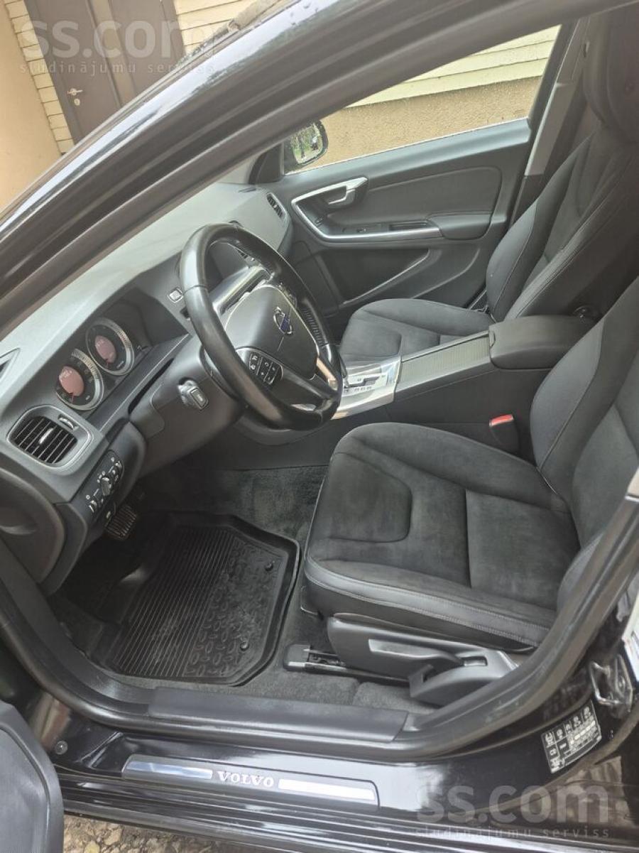 Black Volvo S60 2012 in Jurmala, with an engine capacity of 2.00 L and mileage of 266 thousand km for 4200 €, photo 16 on AUTOMOTO.COM.LV