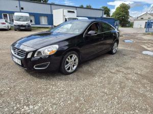 Melns Volvo S60 2012 Alīta, ar dzinēja tilpumu 2.50 L un nobraukumu 323 tūkst. km par 4950 €, foto  vietnē AUTOMOTO.COM.LV