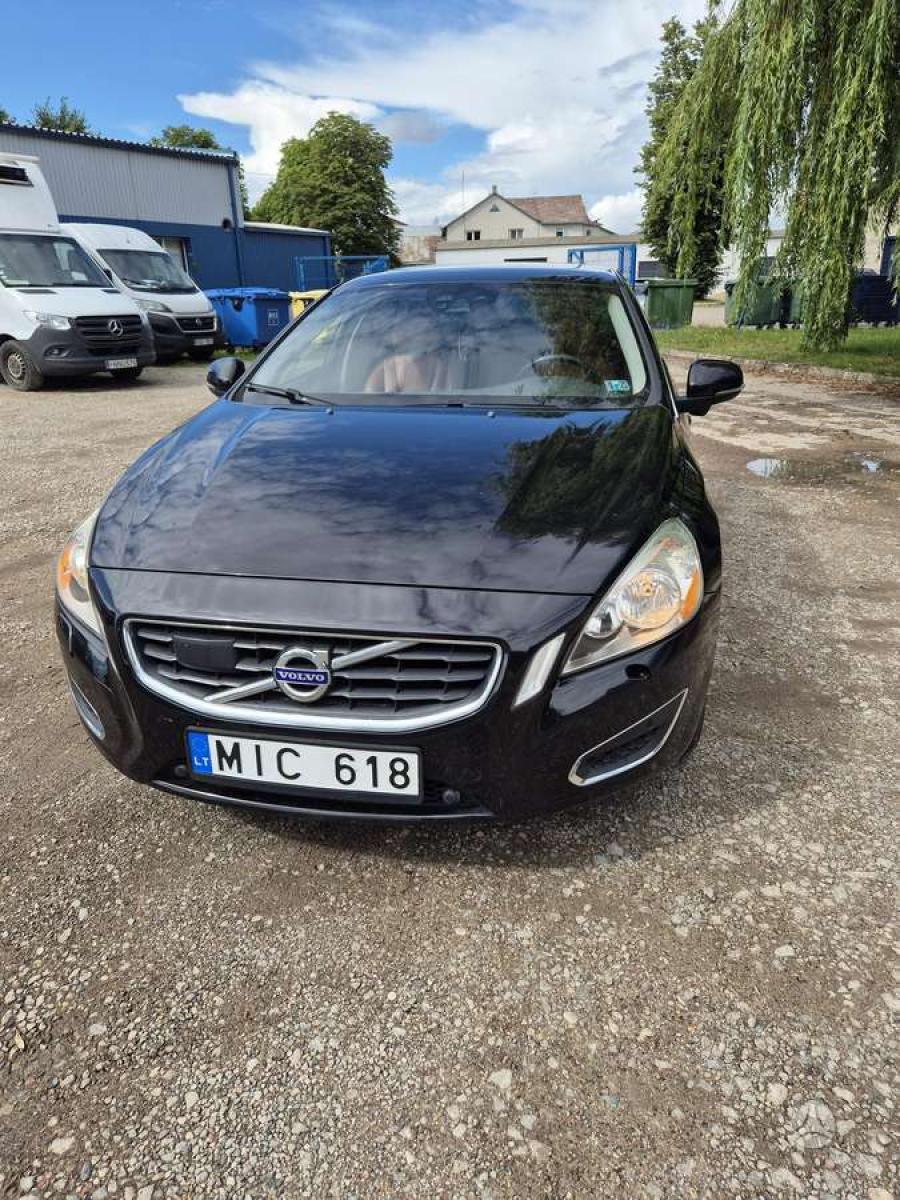 Black Volvo S60 2012 in Alytus, with an engine capacity of 2.50 L and mileage of 323 thousand km for 4950 €, photo 3 on AUTOMOTO.COM.LV