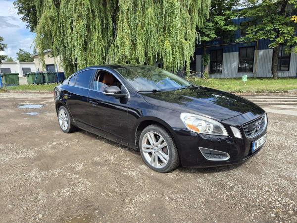 Melns Volvo S60 2012 Alīta, ar dzinēja tilpumu 2.50 L un nobraukumu 323 tūkst. km par 4950 €, foto 3 vietnē AUTOMOTO.COM.LV