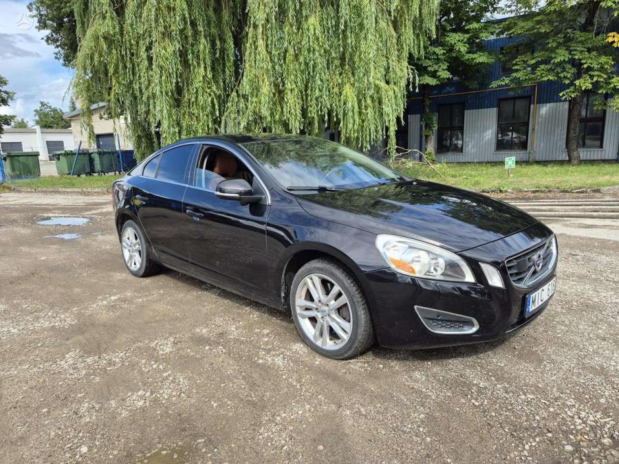 Black Volvo S60 2012 in Alytus, with an engine capacity of 2.50 L and mileage of 323 thousand km for 4950 €, photo 4 on AUTOMOTO.COM.LV