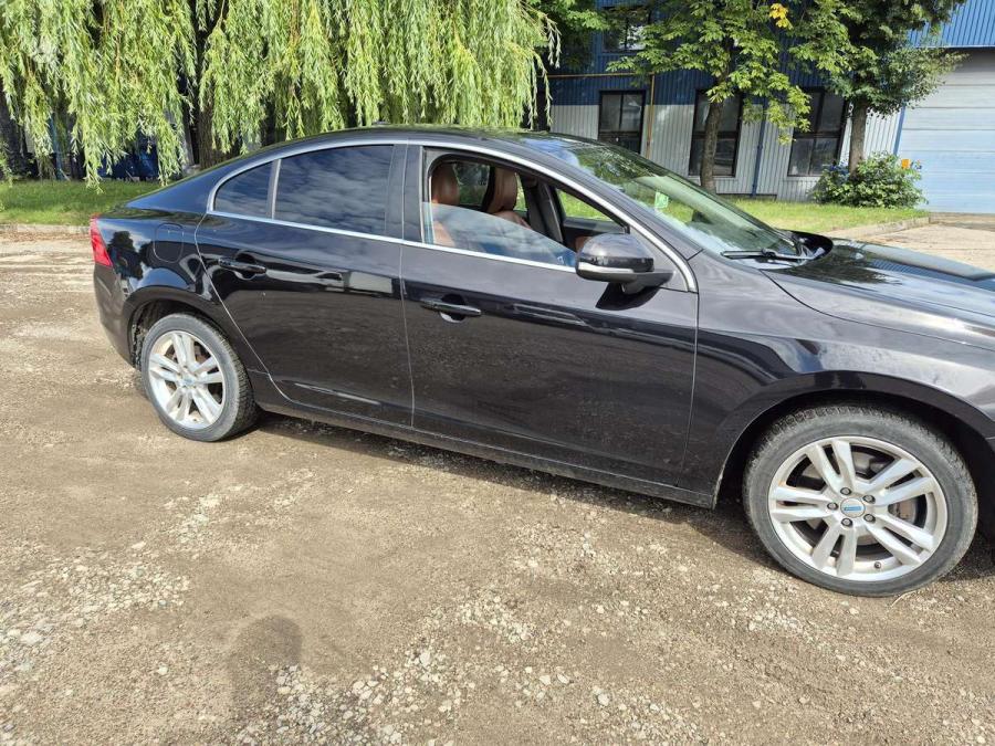 Black Volvo S60 2012 in Alytus, with an engine capacity of 2.50 L and mileage of 323 thousand km for 4950 €, photo 5 on AUTOMOTO.COM.LV
