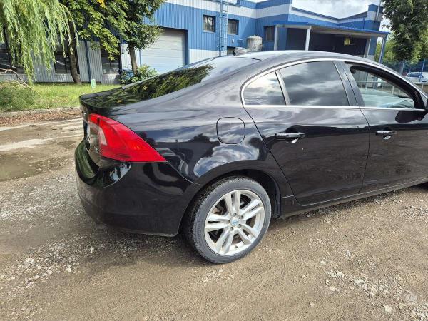 Melns Volvo S60 2012 Alīta, ar dzinēja tilpumu 2.50 L un nobraukumu 323 tūkst. km par 4950 €, foto 5 vietnē AUTOMOTO.COM.LV