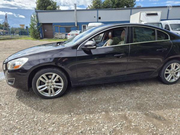 Melns Volvo S60 2012 Alīta, ar dzinēja tilpumu 2.50 L un nobraukumu 323 tūkst. km par 4950 €, foto 8 vietnē AUTOMOTO.COM.LV