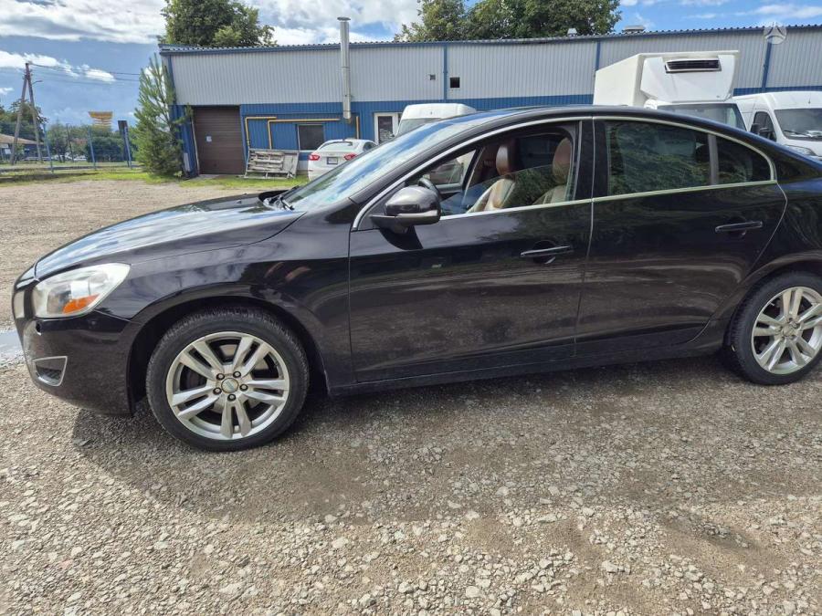 Black Volvo S60 2012 in Alytus, with an engine capacity of 2.50 L and mileage of 323 thousand km for 4950 €, photo 9 on AUTOMOTO.COM.LV
