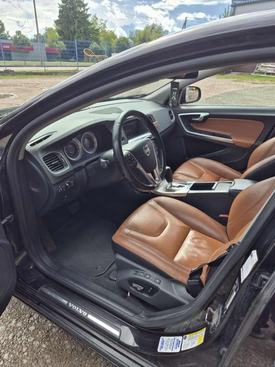 Black Volvo S60 2012 in Alytus, with an engine capacity of 2.50 L and mileage of 323 thousand km for 4950 €, photo 10 on AUTOMOTO.COM.LV